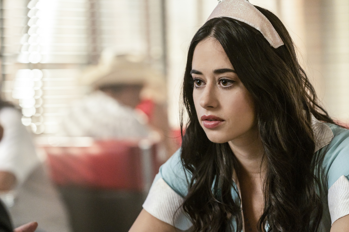 'Roswell' 2x01 Photos: "Stay (I Missed You)" - Fangirlish